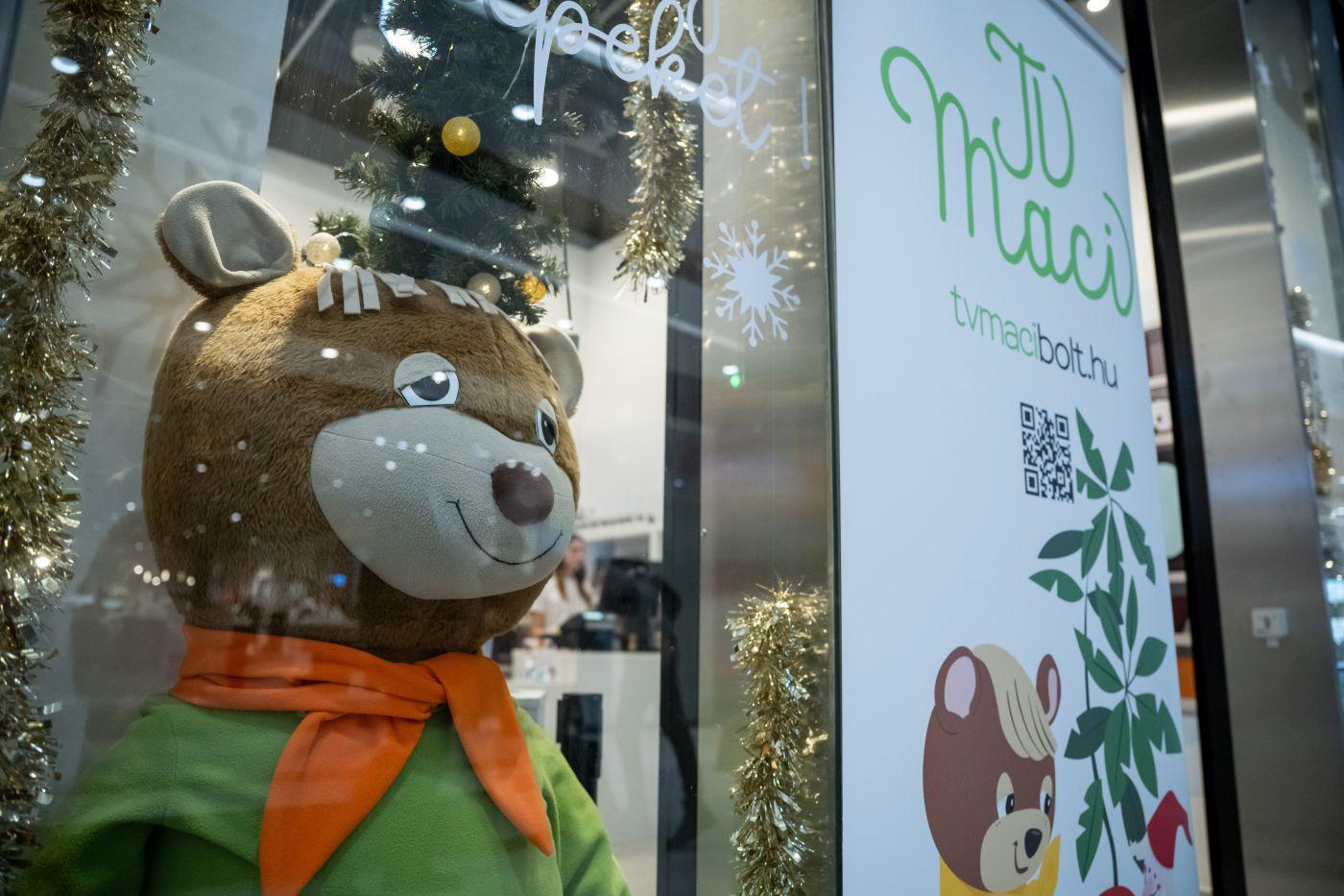 Nosztalgia a polcokon: Megnyílt az Etele Plázában a TV Maci-bolt ...